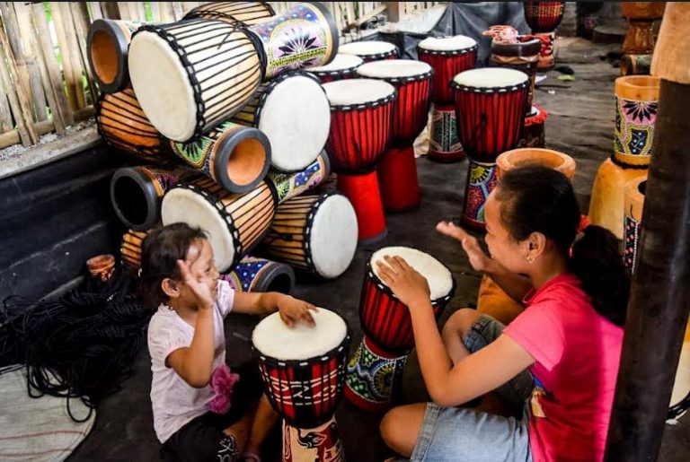 Djembefola: A Guide to the Masters of West African Drumming - Sicash Makmor